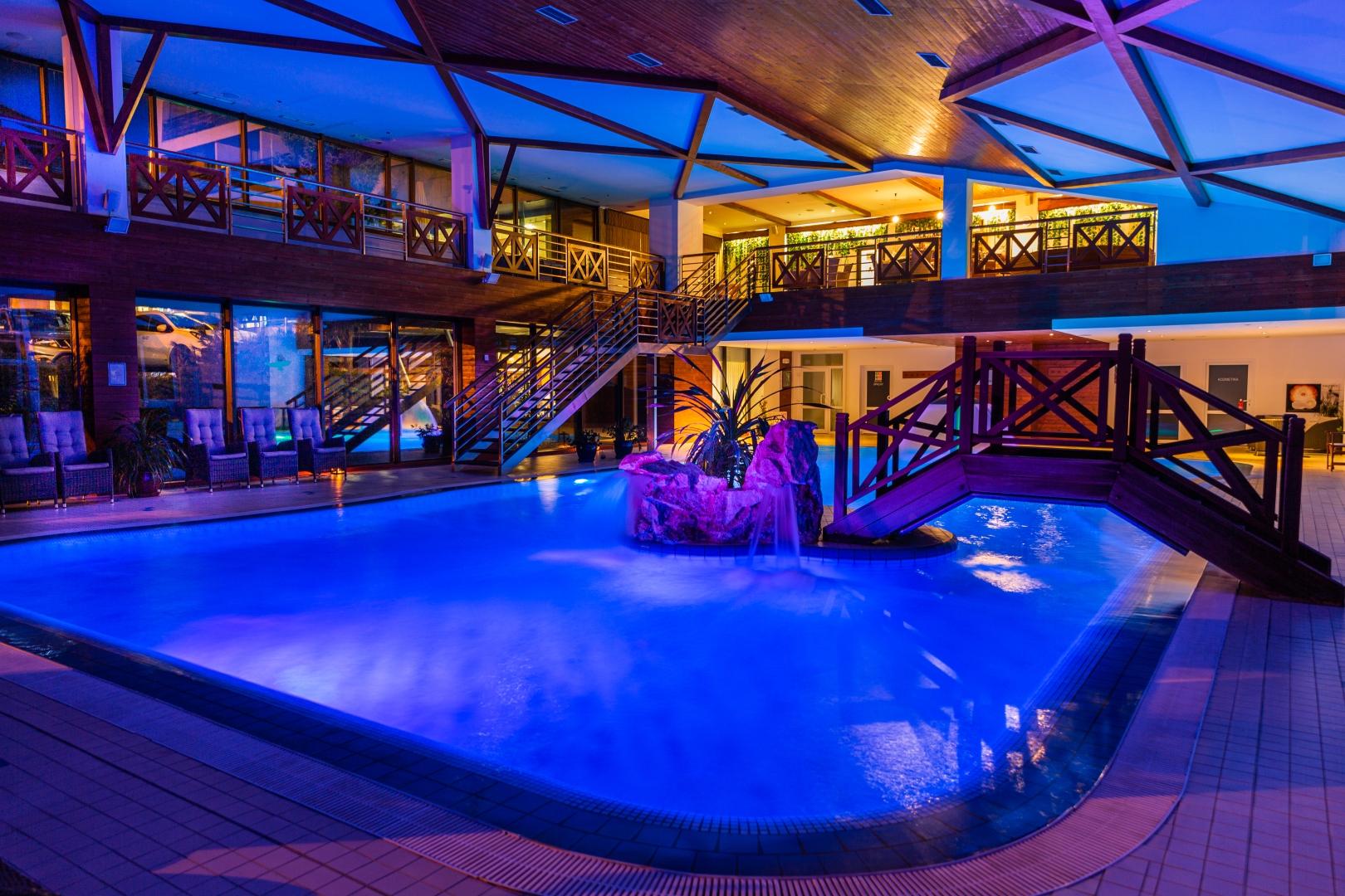 Bazénový svet a Jacuzzi bar - Kontakt wellness hotel****